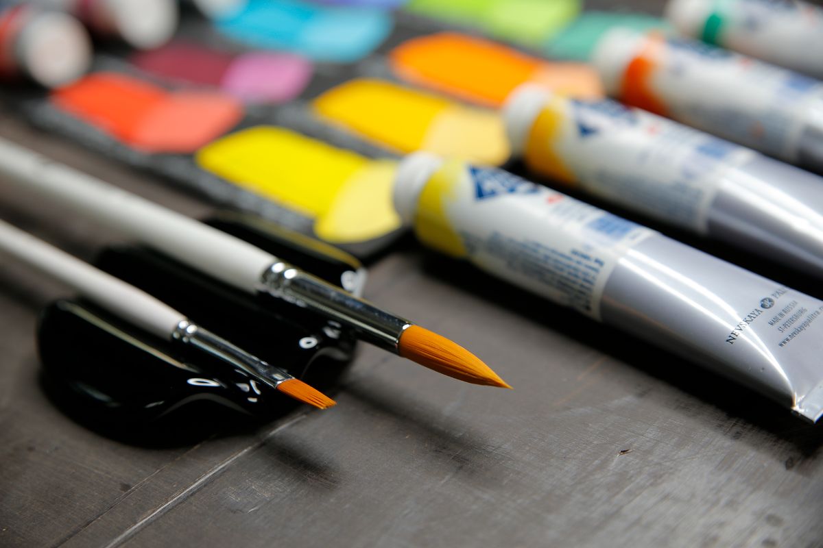 MAIN ADVANTAGES OF TEMPERA COLOURS